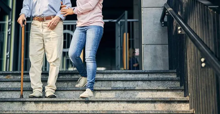 When Using a Cane Instead Of Crutches？